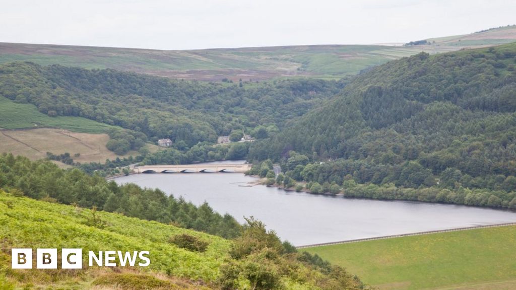 Two men named after Snake Pass death crash - BBC News