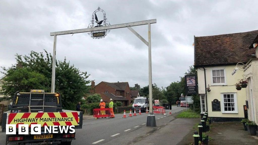 Fundraising bid to restore landmark A140 Magpie pub sign - BBC News