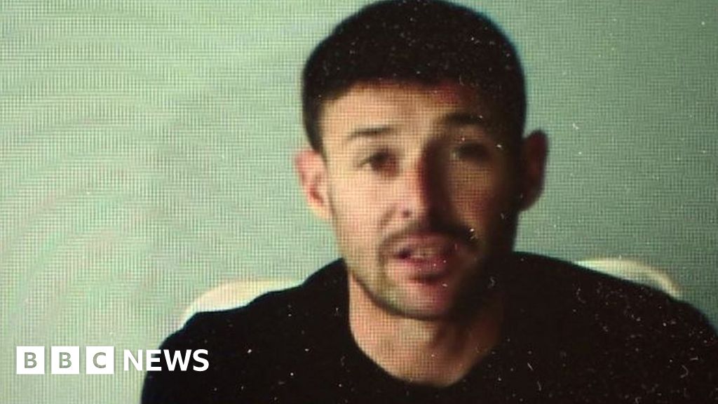 Controversial activist guilty of call centre scam - BBC News