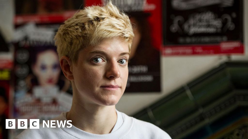 Mae Martin: The comedian who doesn't want to label love