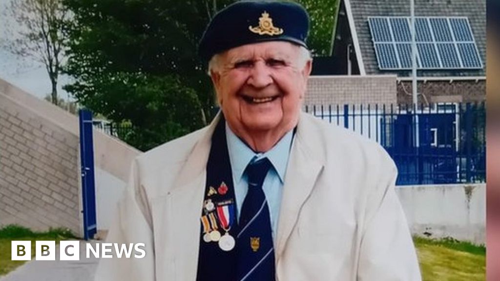 Bridlington Normandy veteran Peter English dies aged 98 - BBC News