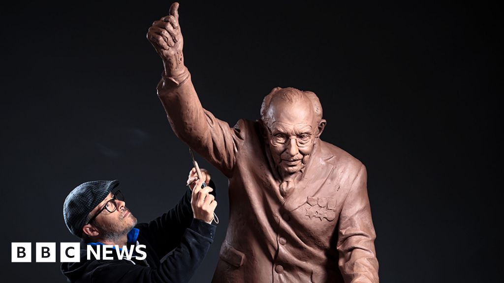 Captain Tom Yorkshire statue nears £28,000 fundraising target - BBC News