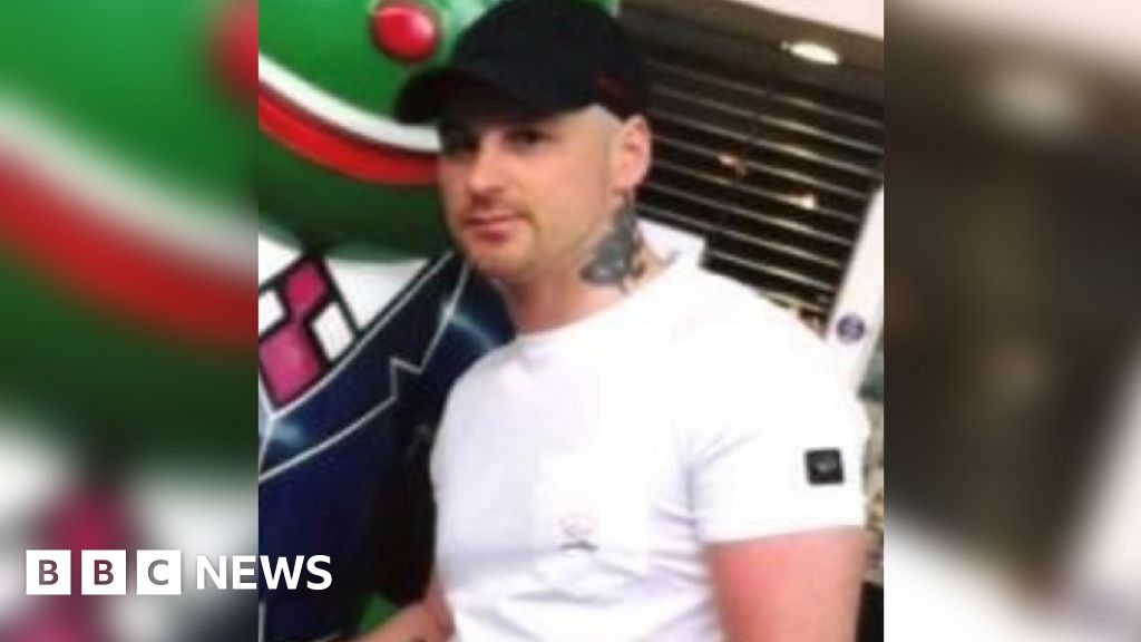 Murder probe after death of man found in Glasgow street - BBC News