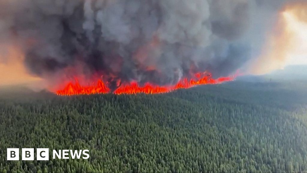 Wildfires continue to burn across Canada - BBC News