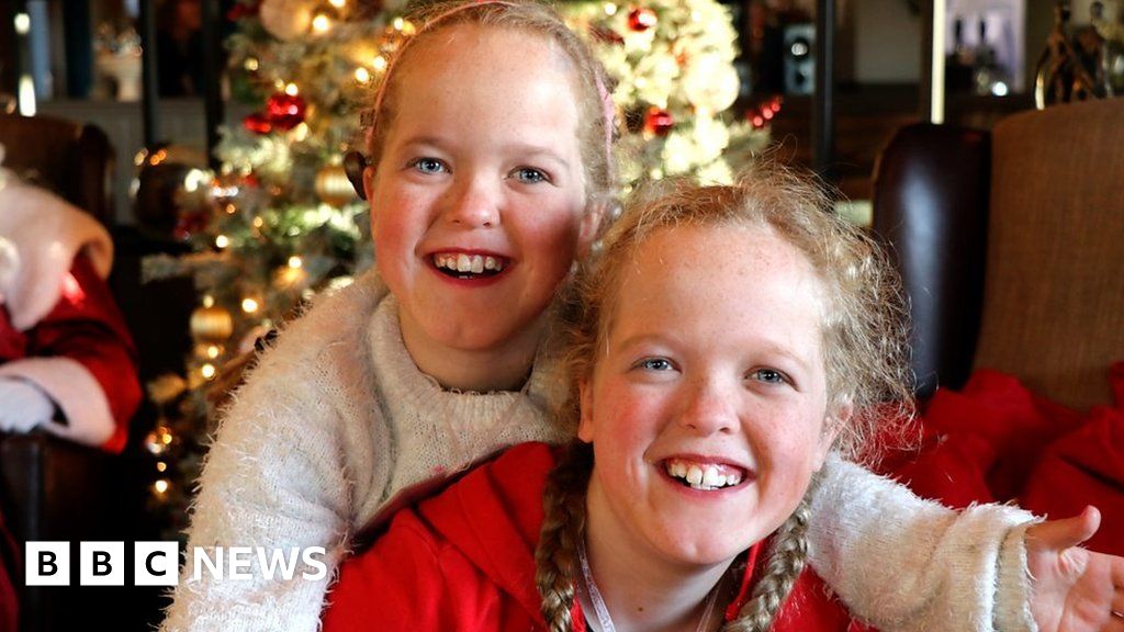 Dwarfism: The twins spreading Christmas cheer - BBC News