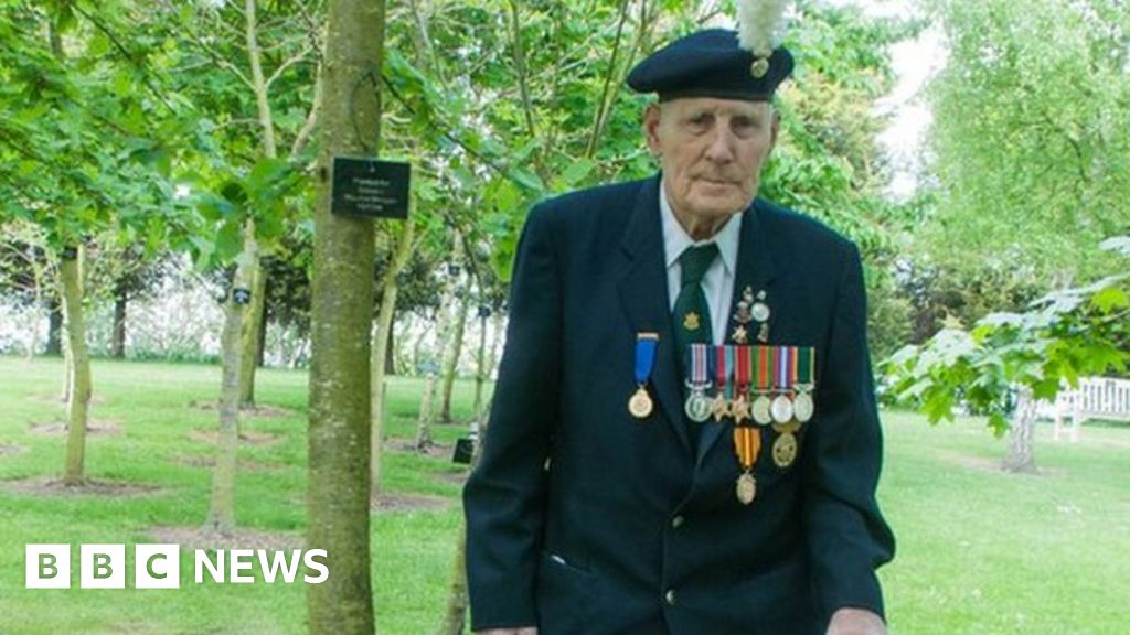 Ted Jones, 96, remembers WW2 commando raid, 75 years on - BBC News