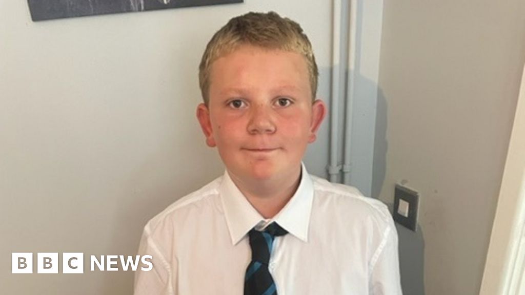 Leicester: Boy removed from school in heatwave shorts row - BBC News
