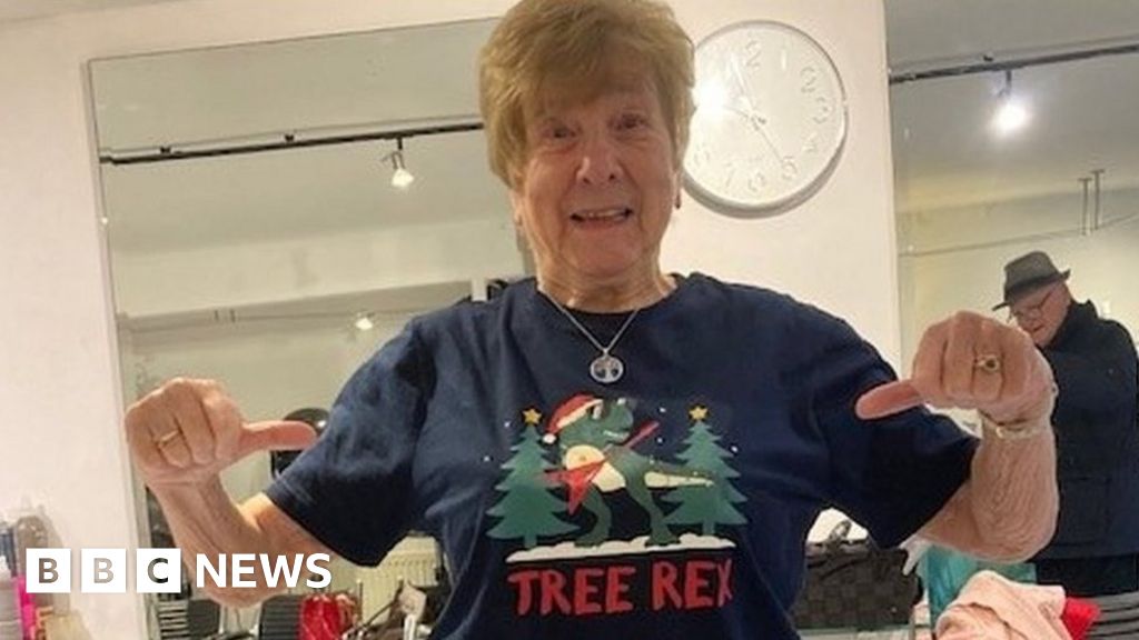 Cheltenham grandmother to plant 720 trees for children's future - BBC News