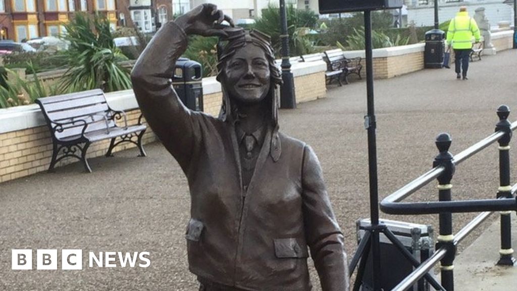 Aviator Amy Johnson: Statue unveiled at Herne Bay - BBC News