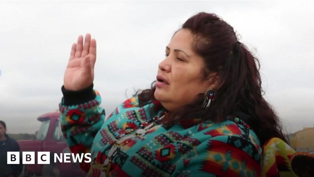 Native protests: Pipeline construction halted - BBC News