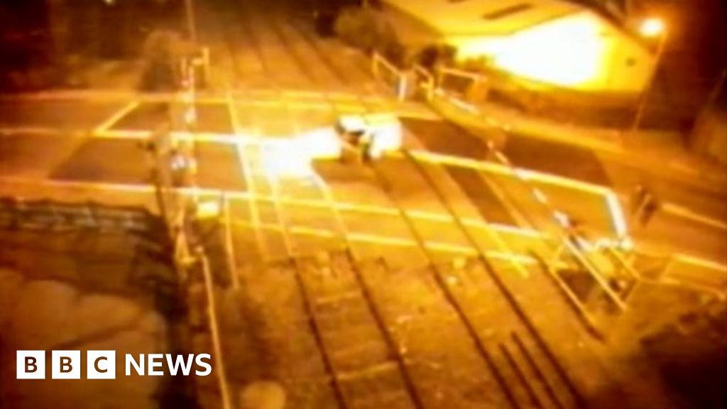 Dangerous Reliant Robin driver sought - BBC News