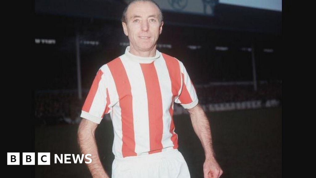 Sir Stanley Matthews's first contract sells for £4,100 - BBC News