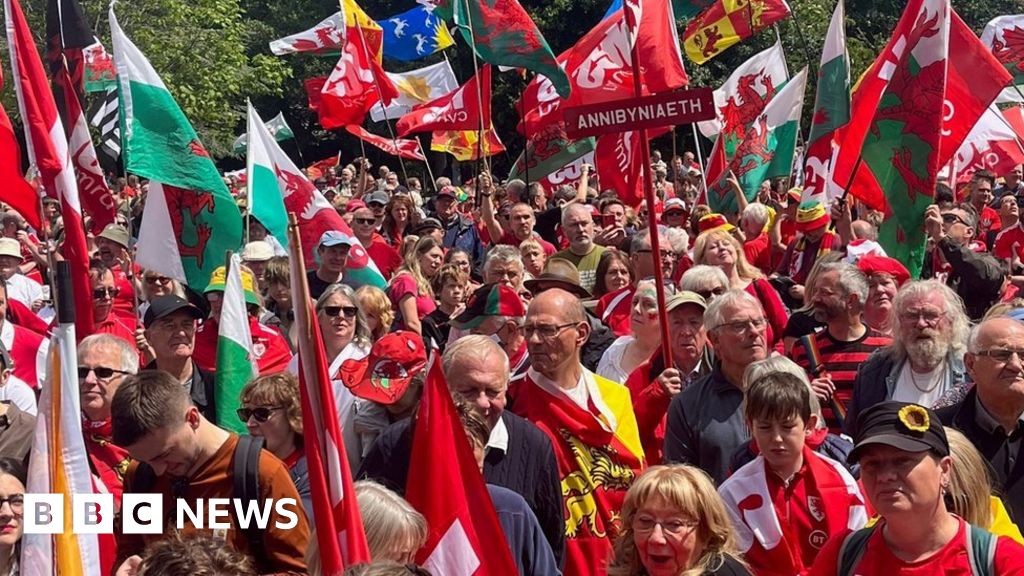 Welsh independence: Thousands march through Wrexham - BBC News