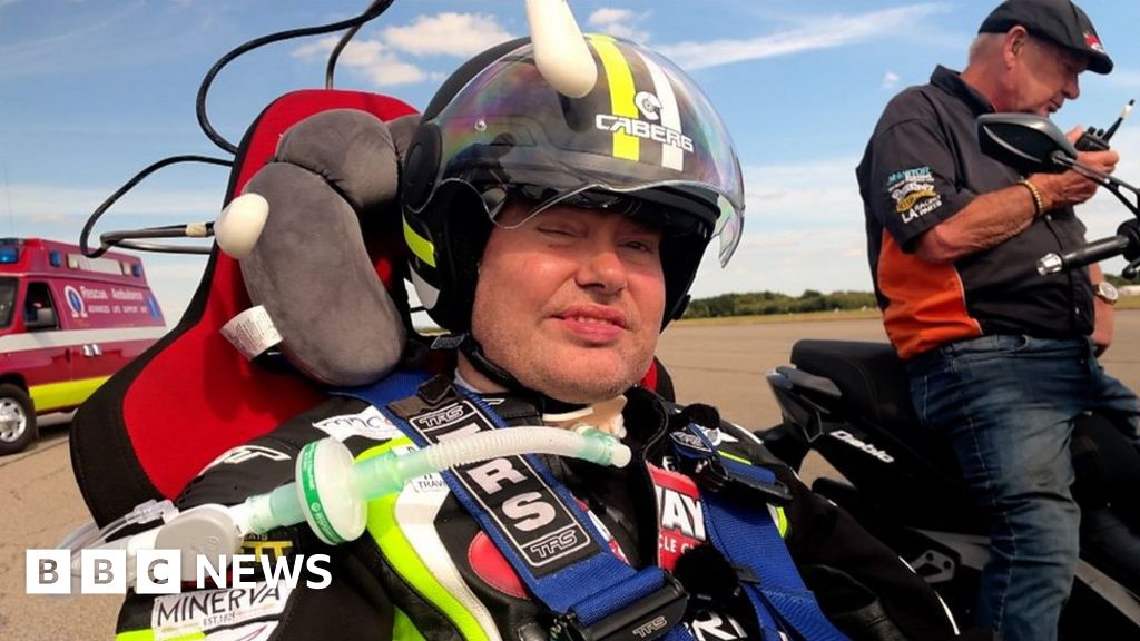 Jason Liversidge: Terminally ill man sets wheelchair speed record - BBC ...
