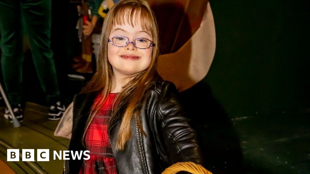 Theatre hosts 'touch tours' for visually-impaired audiences - BBC News