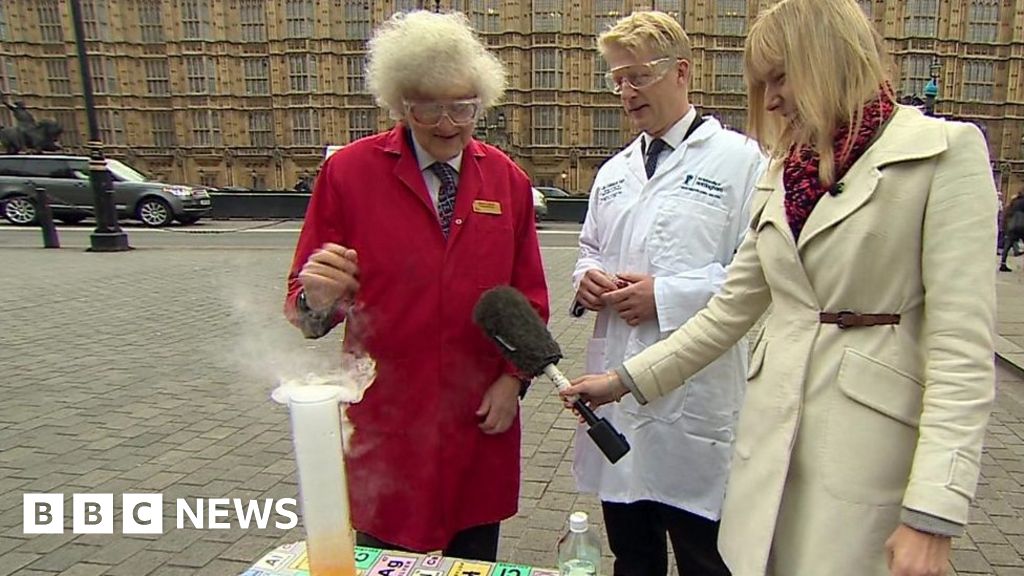 Jo Johnson and Martyn Poliakoff perform scientific test - BBC News