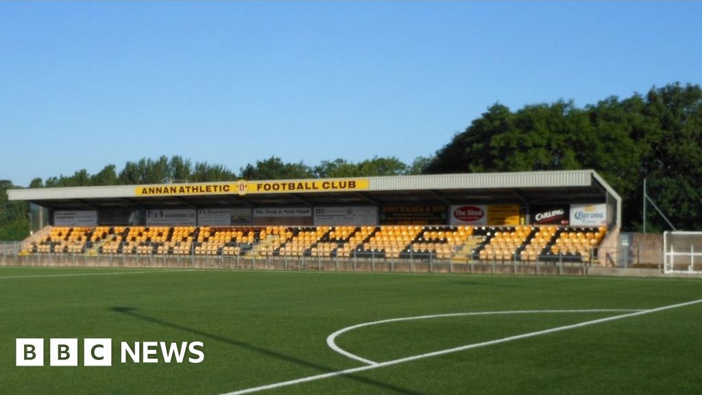 Annan Athletic members back community ownership move - BBC News