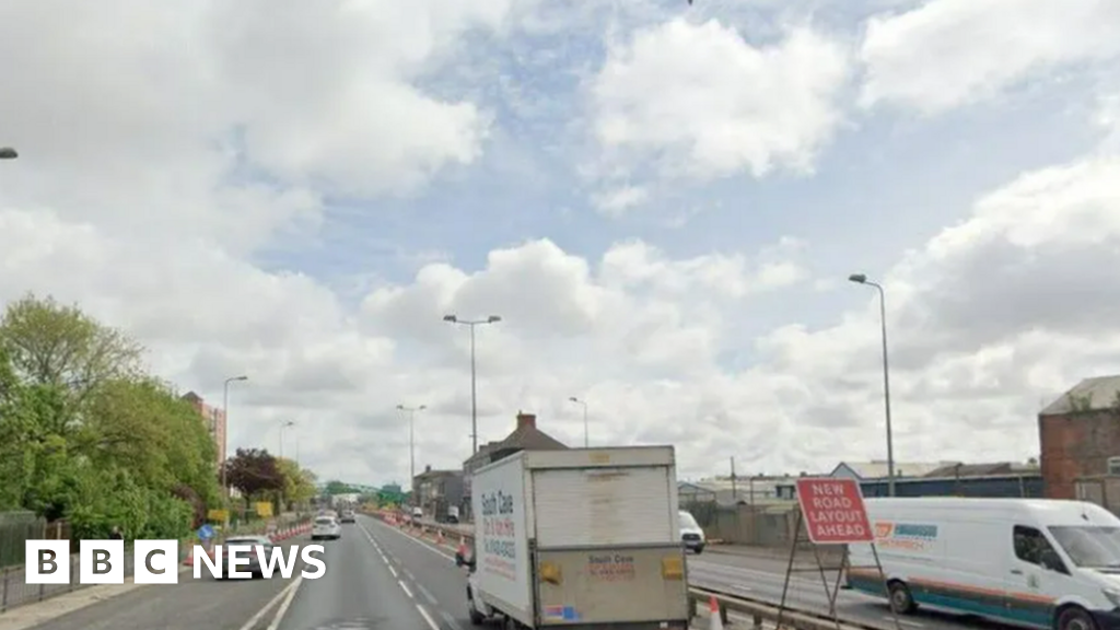 Hull diversions as A63 closes eastbound for roadworks - BBC News