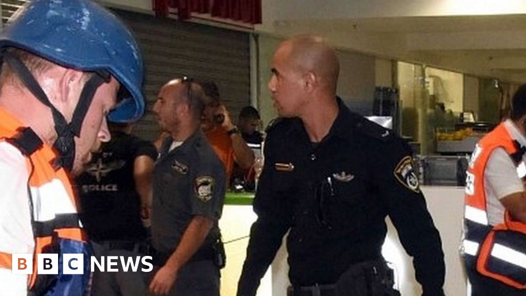 Israel police hunt Eritrean's attackers after Beersheba killing - BBC News