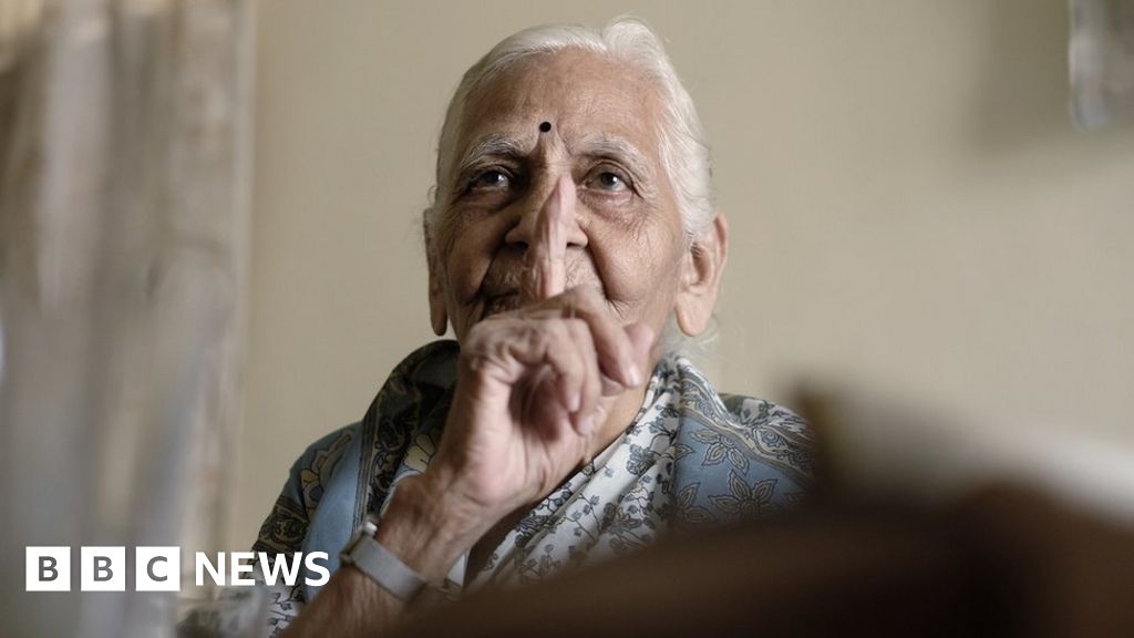 The 81-year-old Indian teacher still transforming lives - BBC News