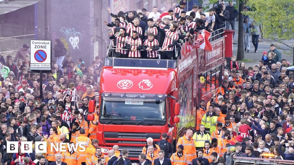 Sheffield United victory parade: Thousands of fans turn out - BBC News