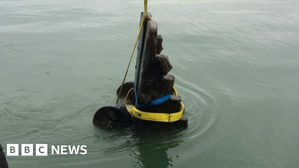 The London shipwreck: 1665 gun carriage recovered - BBC News