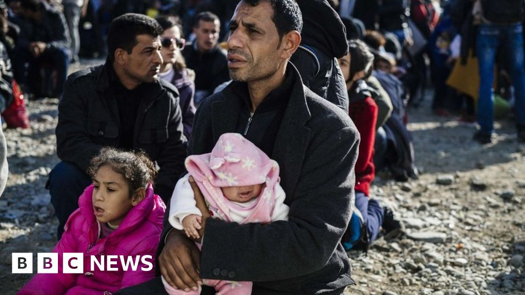 Obama says US governors' refusal of refugees 'hysterical' - BBC News