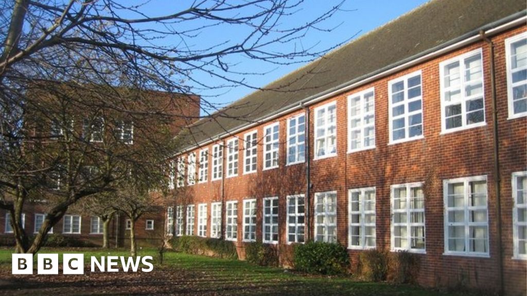 Basingstoke school The Vyne shuts over Covid-19 cases - BBC News