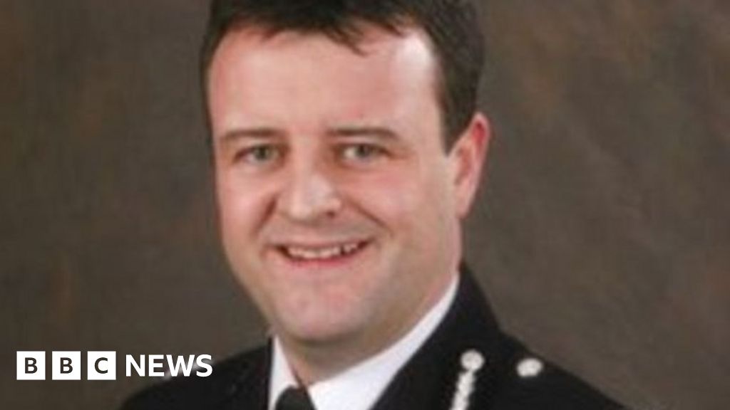 Police Scotland's watchdog chief Derek Penman to retire - BBC News