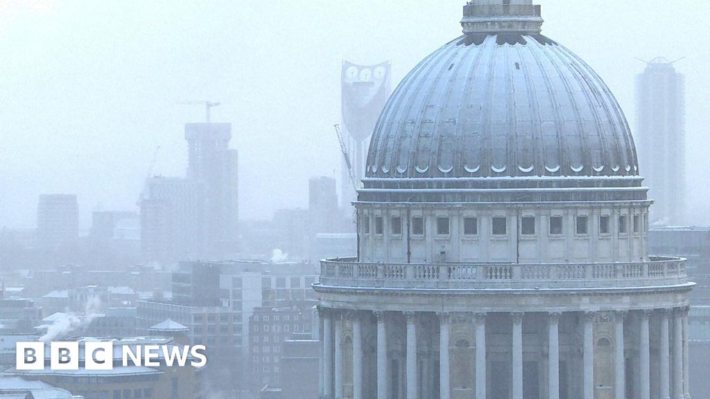 London under the snow - BBC News