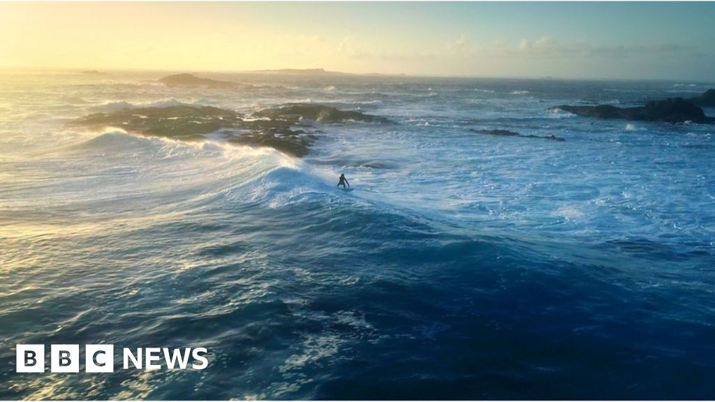 Devon family's quest to find Savage Islands wave - BBC News