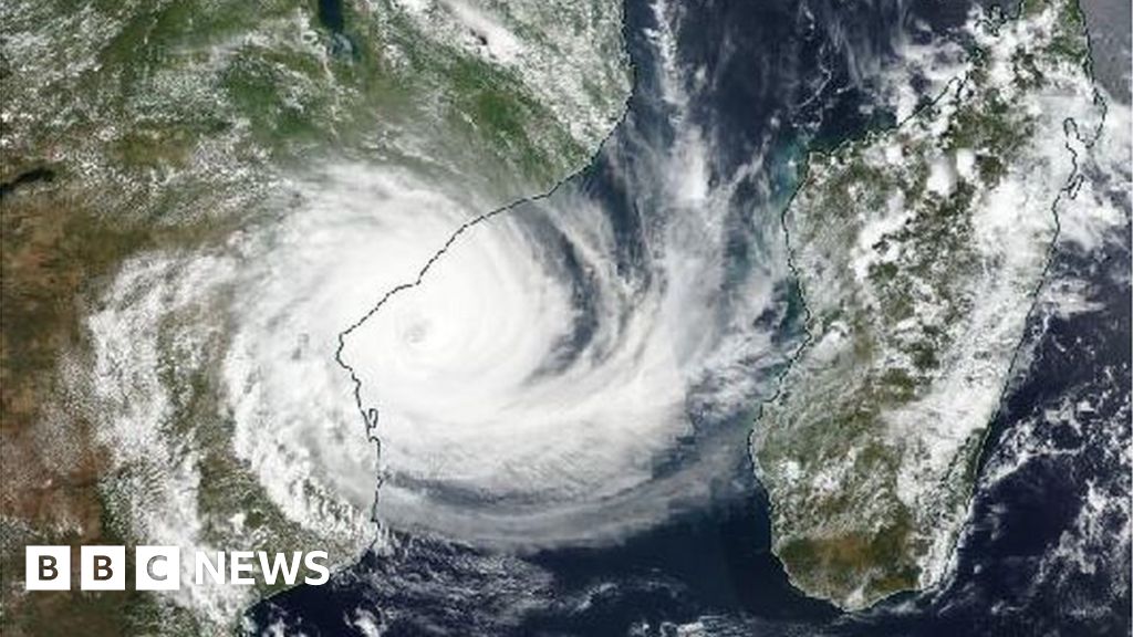 Cyclone Idai: Mozambique city of Beira hit by storm - BBC News