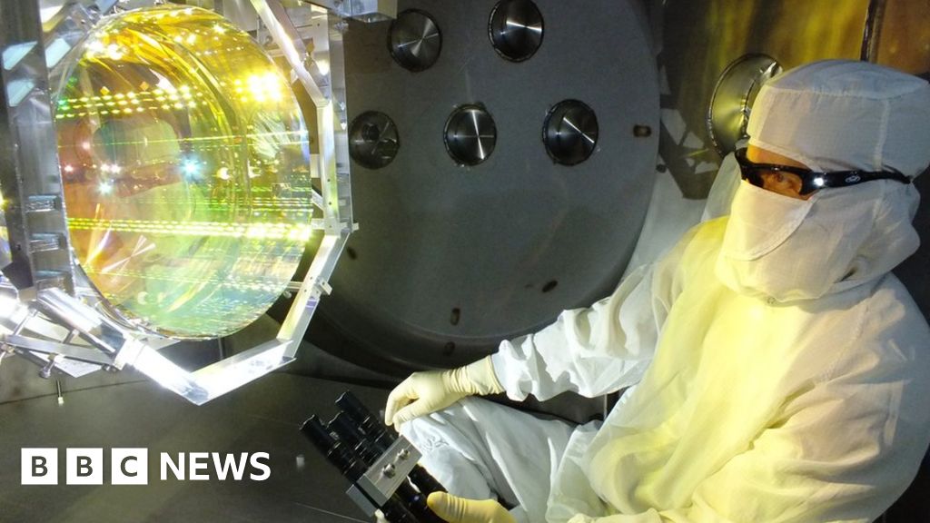 Advanced Ligo: Labs 'open their ears' to the cosmos - BBC News