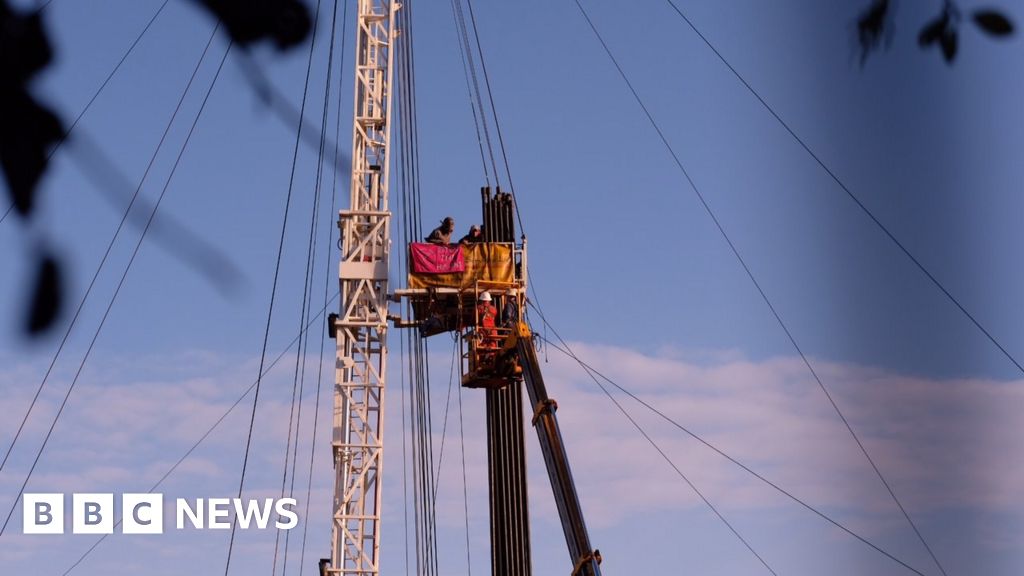 Horse Hill oil rig: Climate activist cleared after protest - BBC News