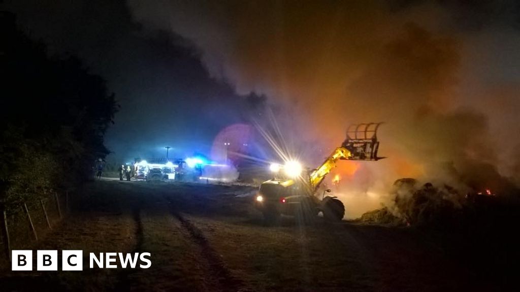 Large barn fire creates smoke plume over Dorchester - BBC News