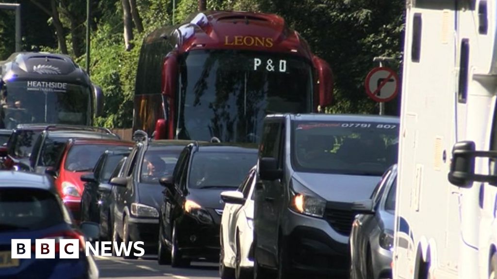 M27 motorway reopens after 55-mile diversion 'gridlock'
