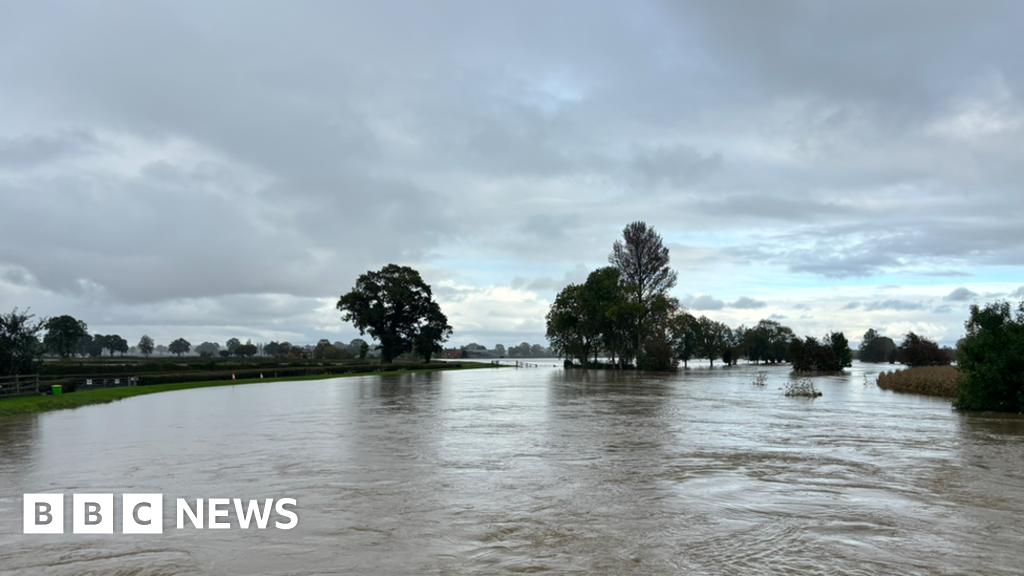 More flooding expected as river levels rise - BBC News