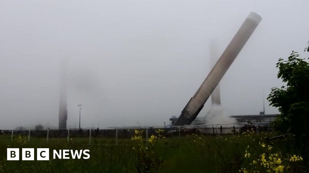 Alcan Lynemouth smelter chimneys demolished - BBC News