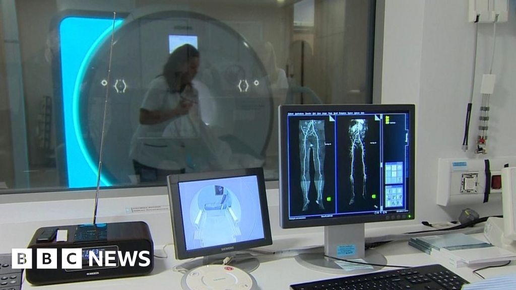 Brexit: Hard border 'could risk patient care' says BMA