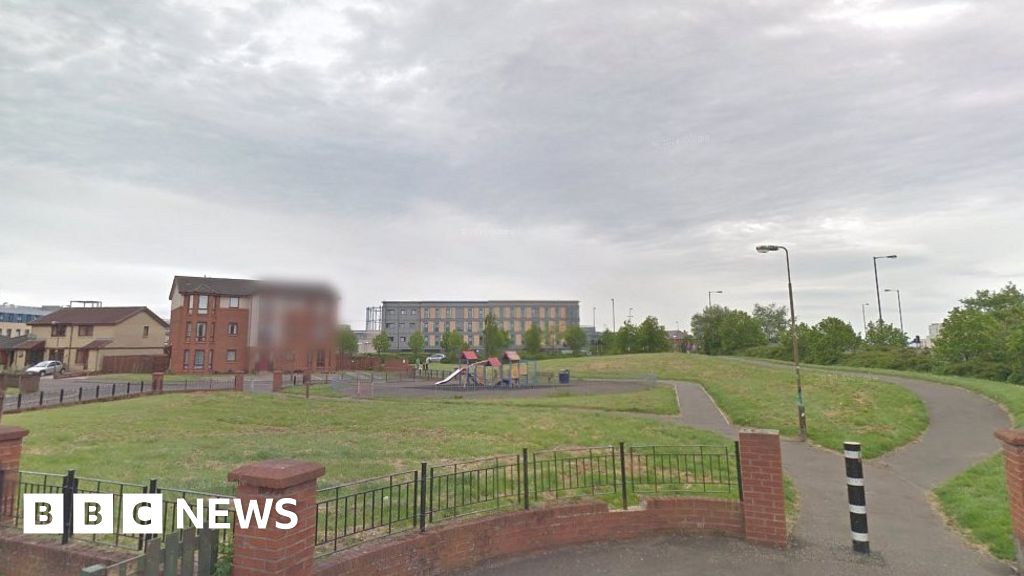 Huge gang attack man in street in Edinburgh - BBC News