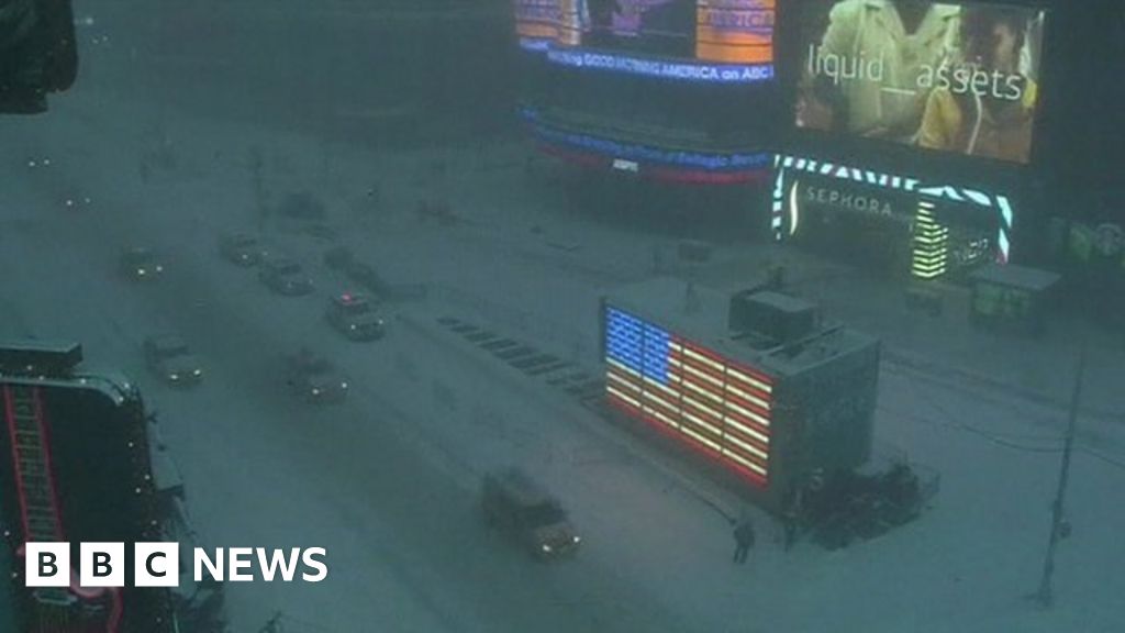 Timelapse footage shows Times Square fill with snow - BBC News