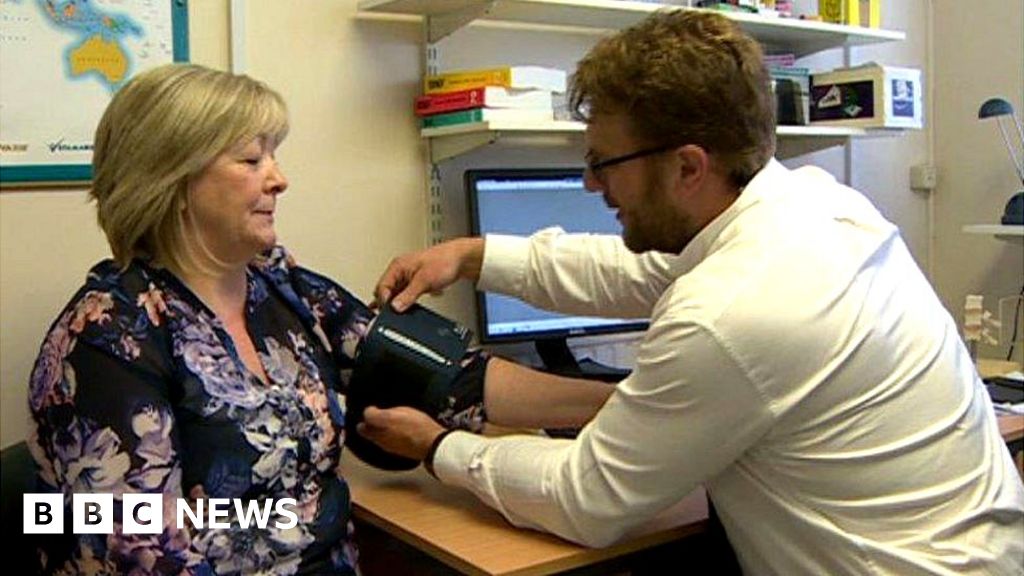 £20,000 trainee GP offer to boost doctor recruitment - BBC News