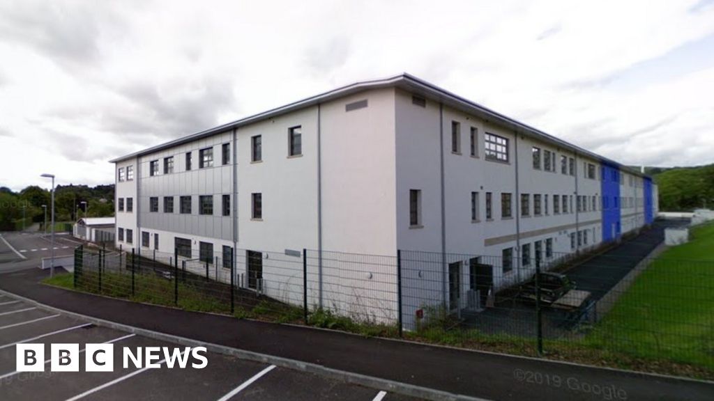 Covid in Scotland: Dingwall Academy closes due to cases - BBC News