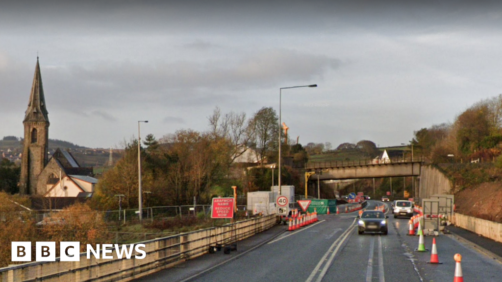 Serious crash closes A465 road at Merthyr Tydfil - BBC News