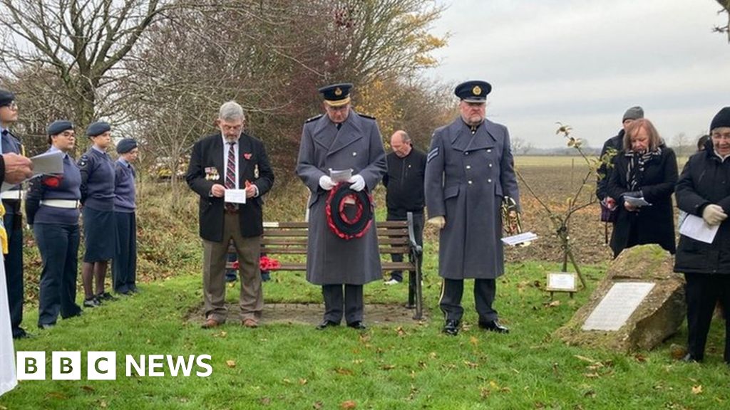 Service held to mark RAF 576 Squadron's 80th anniversary - BBC News