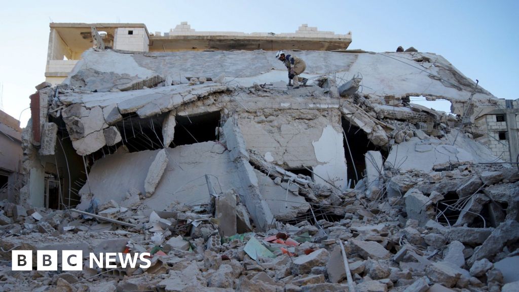 Syria conflict: Troops battle rebels for key southern town - BBC News