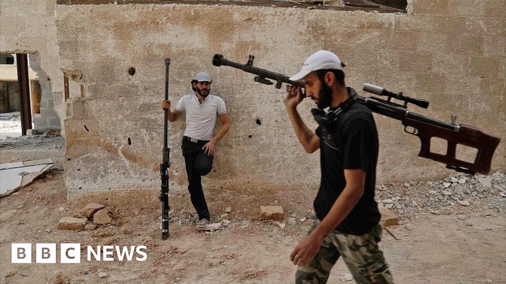 Syria war: Russia sends police to southern 'safe zones'