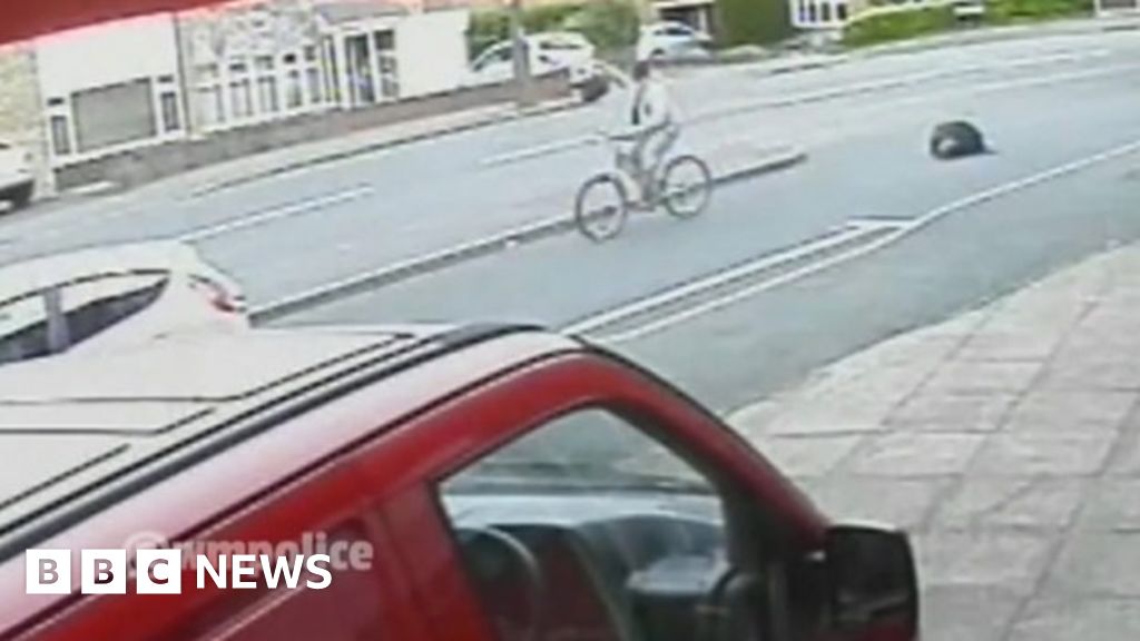 Bag snatcher in Dudley filmed on CCTV assaulting woman - BBC News