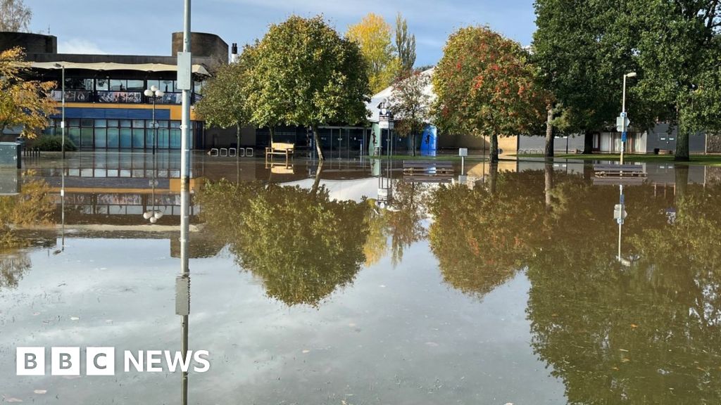 North Inch residents' criticise floodgates closure delay - BBC News