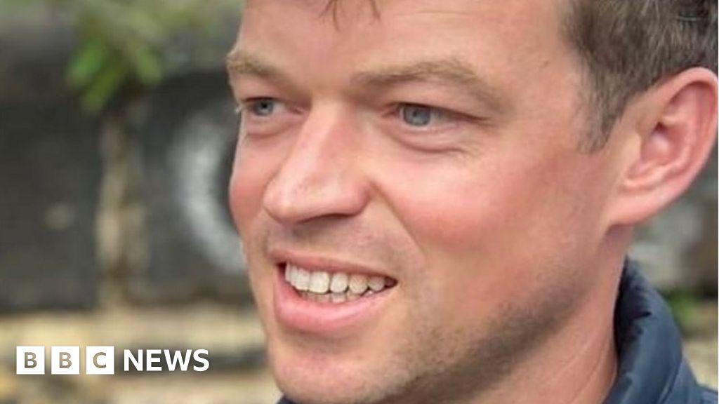 Newcastle man dies after two-car crash at Alnwick - BBC News